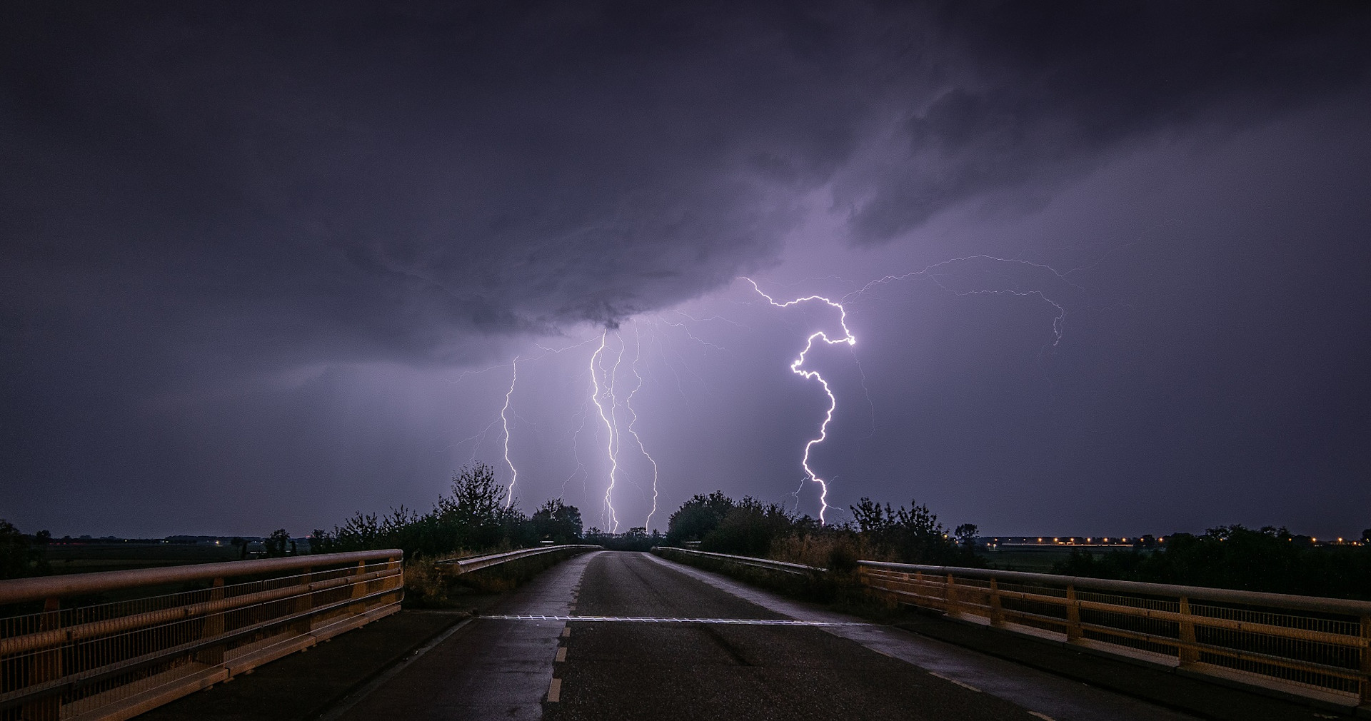 Zomerse warmte, maar ook heftig onweer - Weer.nl