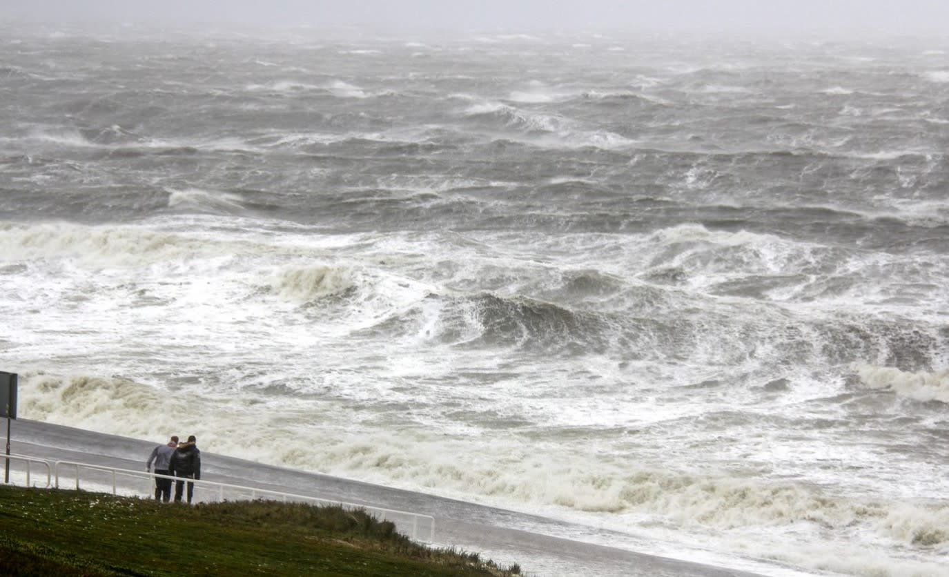 Zeer zware windstoten door Storm Gérard in Frankrijk - Weer.nl