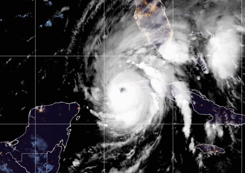 Zware orkaan Ian boven het westen van Cuba - Weer.nl